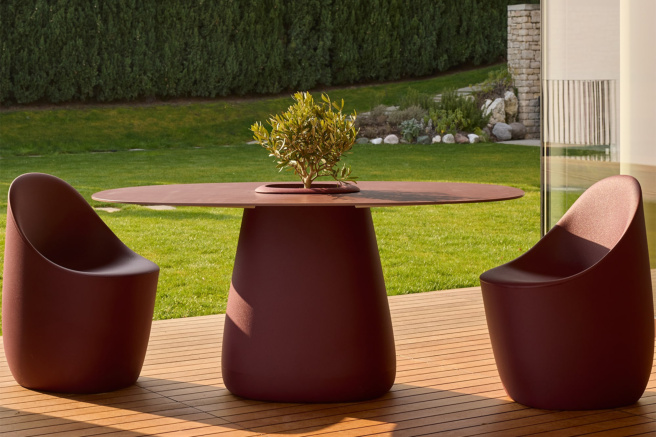 Cobble Dining Table with Planter by Qeeboo | room service 360°
