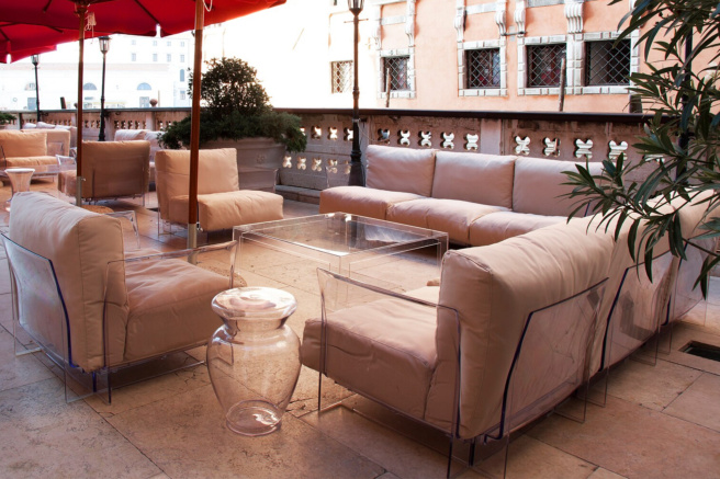 Invisible Coffee Table by Kartell | room service 360°