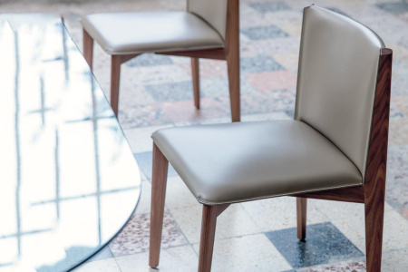 Thayl Oval Dining Table by Porada • room service 360°